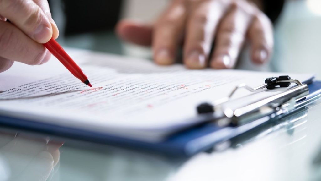 Panduan Menulis Esai untuk Lomba Agar Karyamu Menonjol - Halo Penulis Group