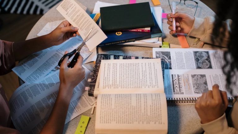 Cara Membuat Paper untuk Tugas Kuliah, Mahasiswa Perlu Tahu! - Halo ...